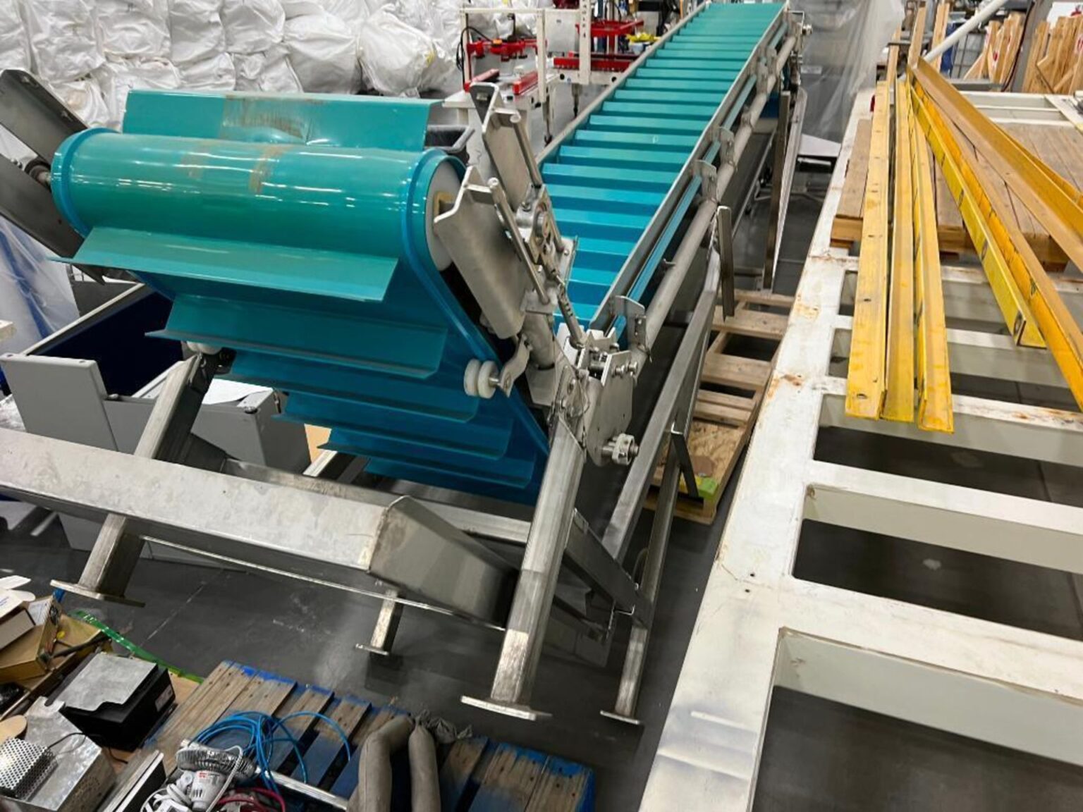 Incline Bulk Feed Conveyor - High Performance Packaging