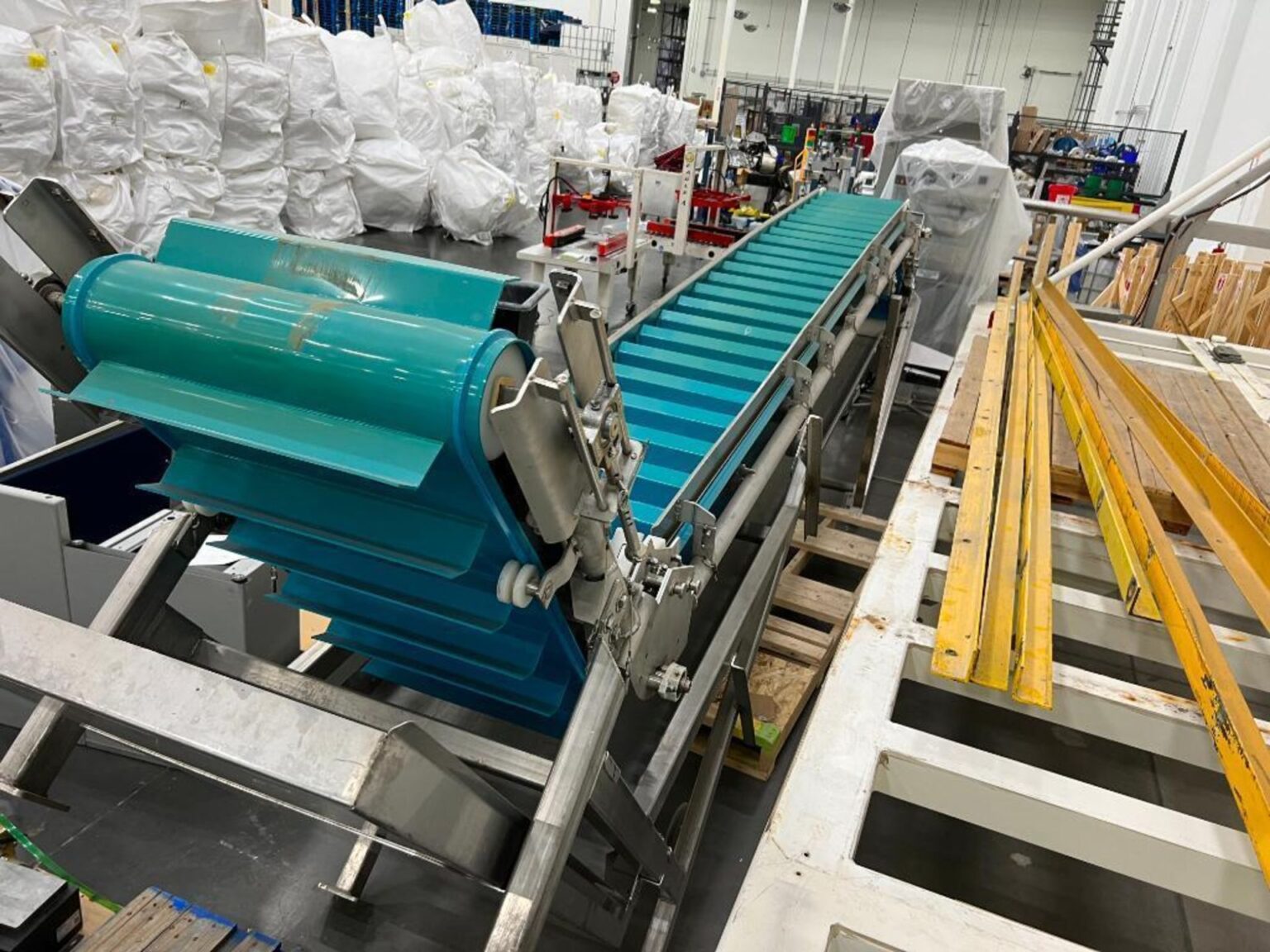 Incline Bulk Feed Conveyor - High Performance Packaging